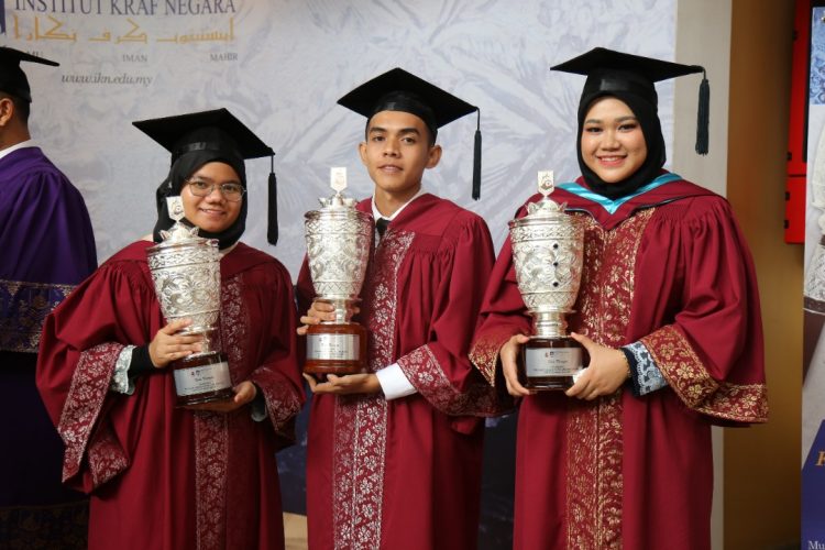 GRADUAN INSTITUT KRAF NEGARA TERIMA DIPLOMA DAN SIJIL SENI KRAF SEMPENA ...